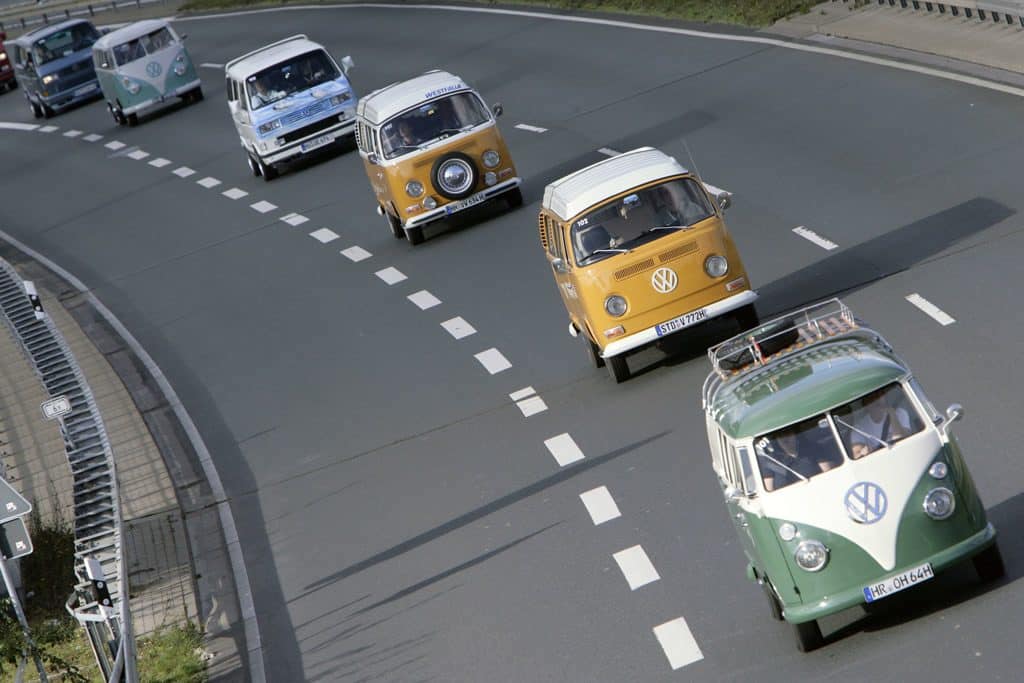 Große Bulli-Parade Mit 350 VW Bussen | AUTODINO