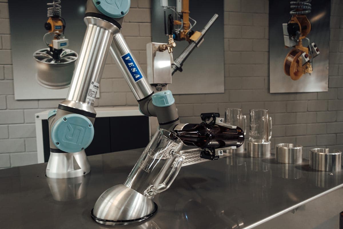 VIDEO: Beer Roboter - Beer Cobot | AUTODINO
