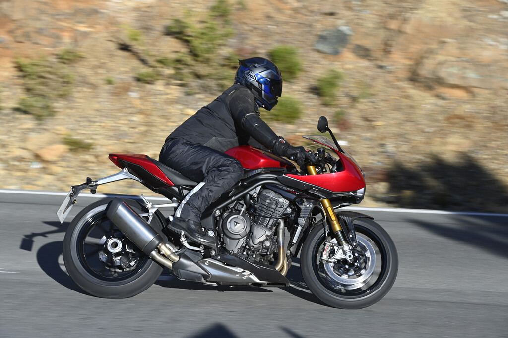 Gentlemen Speed Bike: Triumph Speed Triple 1200 RR Test | AUTODINO