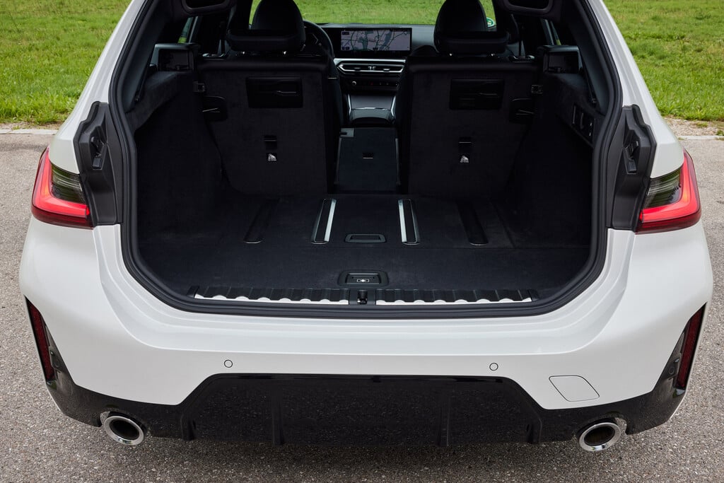 Driven: BMW 320 Touring 2023 | AUTODINO