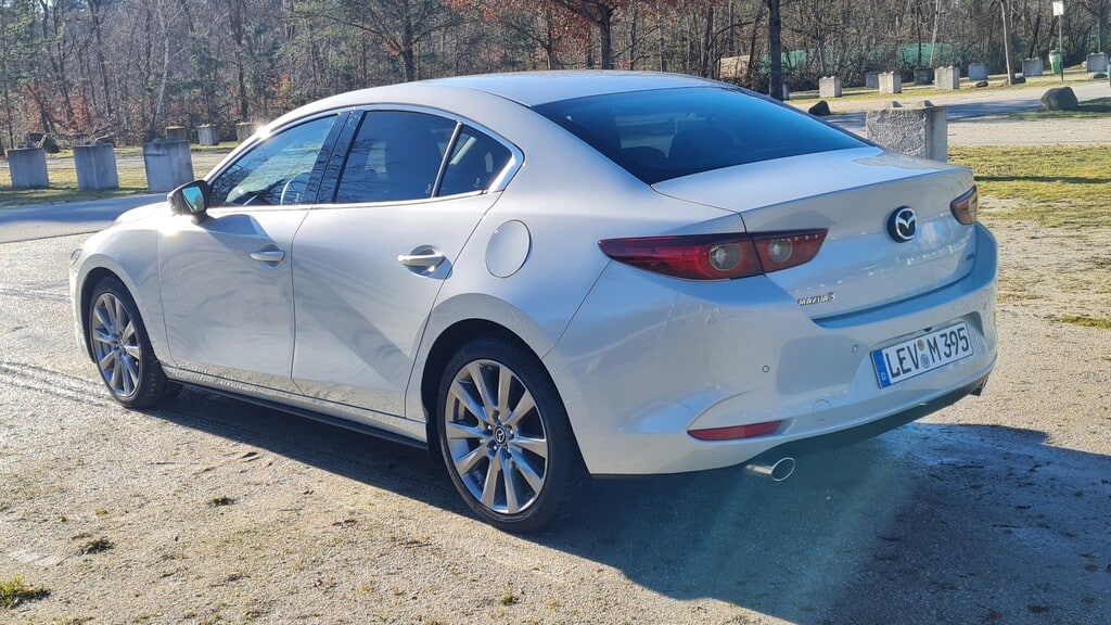 Mazda 3 Fastback Test | AUTODINO